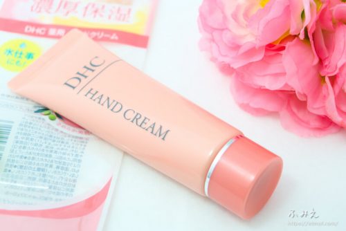 DHCの薬用ハンドクリームならべたつかないので水仕事も ！ボディにも使えてツヤめく美肌！